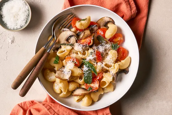 Pipe rigate met portobello en knapperige salie | Koken Met Picnic