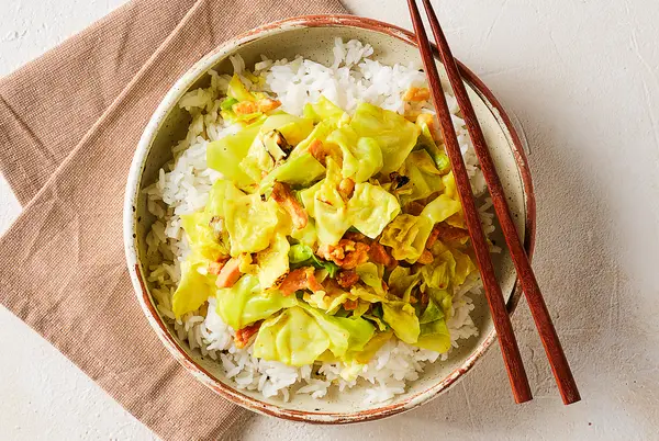 Romige kerrie-spitskool met spekjes en rijst | Koken Met Picnic